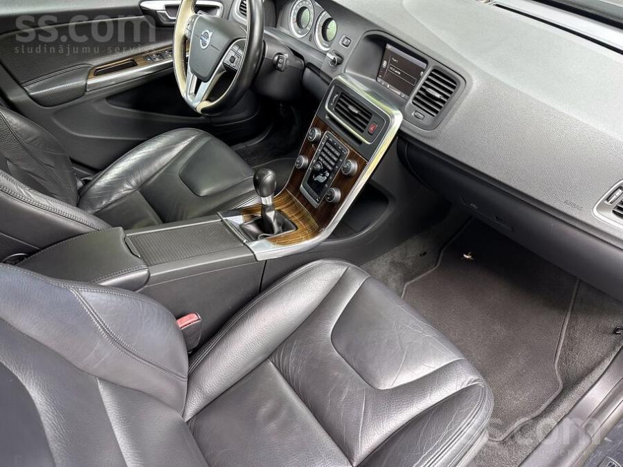 Grey Volvo V60 2011 in Riga, with an engine capacity of 2.00 L and mileage of 298 thousand km for 6600 €, photo 15 on AUTOMOTO.COM.LV