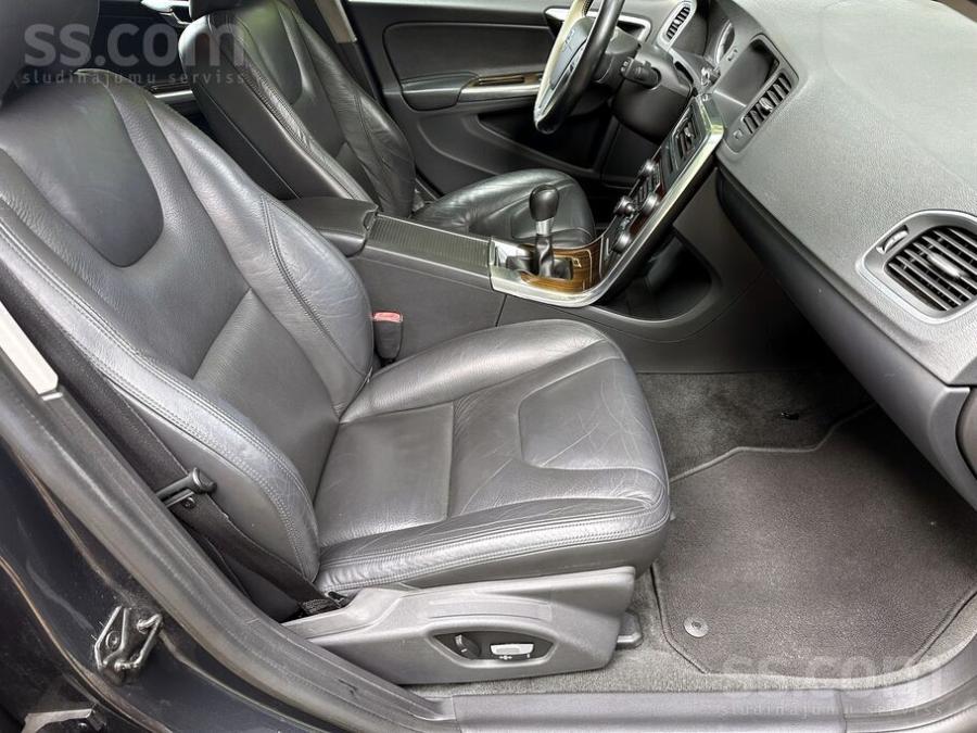 Grey Volvo V60 2011 in Riga, with an engine capacity of 2.00 L and mileage of 298 thousand km for 6600 €, photo 16 on AUTOMOTO.COM.LV