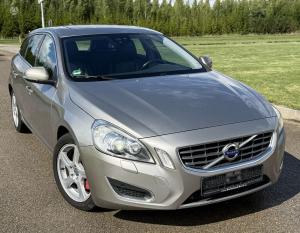 Pelēks Volvo V60 2011 Raseiniai, ar dzinēja tilpumu 2.40 L un nobraukumu 283 tūkst. km par 5300 €, foto  vietnē AUTOMOTO.COM.LV