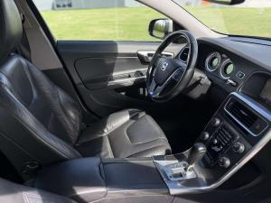 Pelēks Volvo V60 2011 Raseiniai, ar dzinēja tilpumu 2.40 L un nobraukumu 283 tūkst. km par 5300 €, foto 3 vietnē AUTOMOTO.COM.LV
