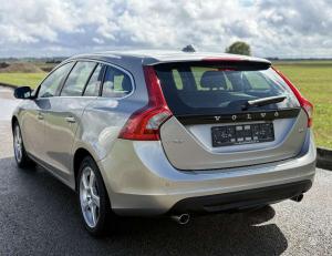Pelēks Volvo V60 2011 Raseiniai, ar dzinēja tilpumu 2.40 L un nobraukumu 283 tūkst. km par 5300 €, foto 4 vietnē AUTOMOTO.COM.LV