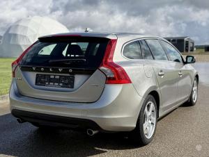 Pelēks Volvo V60 2011 Raseiniai, ar dzinēja tilpumu 2.40 L un nobraukumu 283 tūkst. km par 5300 €, foto 6 vietnē AUTOMOTO.COM.LV