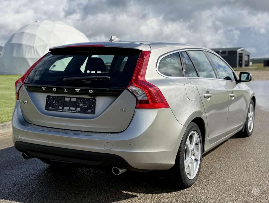 Pelēks Volvo V60 2011 Raseiniai, ar dzinēja tilpumu 2.40 L un nobraukumu 283 tūkst. km par 5300 €, foto 6 vietnē AUTOMOTO.COM.LV