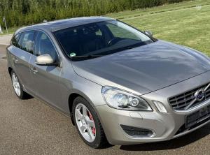 Pelēks Volvo V60 2011 Raseiniai, ar dzinēja tilpumu 2.40 L un nobraukumu 283 tūkst. km par 5300 €, foto 8 vietnē AUTOMOTO.COM.LV
