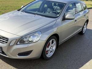 Pelēks Volvo V60 2011 Raseiniai, ar dzinēja tilpumu 2.40 L un nobraukumu 283 tūkst. km par 5300 €, foto 9 vietnē AUTOMOTO.COM.LV