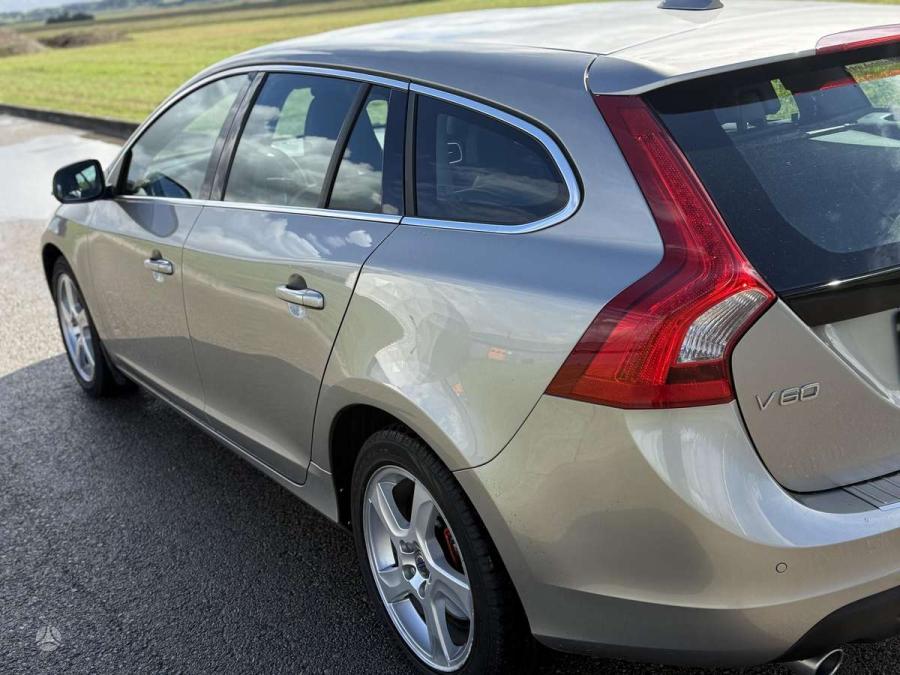 Pelēks Volvo V60 2011 Raseiniai, ar dzinēja tilpumu 2.40 L un nobraukumu 283 tūkst. km par 5300 €, foto 10 vietnē AUTOMOTO.COM.LV