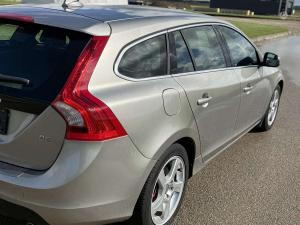 Pelēks Volvo V60 2011 Raseiniai, ar dzinēja tilpumu 2.40 L un nobraukumu 283 tūkst. km par 5300 €, foto 12 vietnē AUTOMOTO.COM.LV