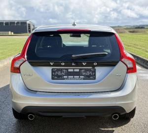 Pelēks Volvo V60 2011 Raseiniai, ar dzinēja tilpumu 2.40 L un nobraukumu 283 tūkst. km par 5300 €, foto 19 vietnē AUTOMOTO.COM.LV