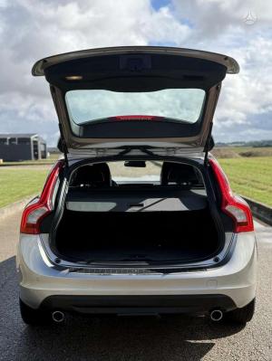 Pelēks Volvo V60 2011 Raseiniai, ar dzinēja tilpumu 2.40 L un nobraukumu 283 tūkst. km par 5300 €, foto 20 vietnē AUTOMOTO.COM.LV