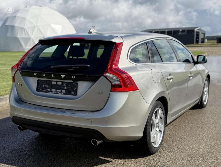 Pelēks Volvo V60 2011 Raseiniai, ar dzinēja tilpumu 2.40 L un nobraukumu 283 tūkst. km par 5300 €, foto 21 vietnē AUTOMOTO.COM.LV