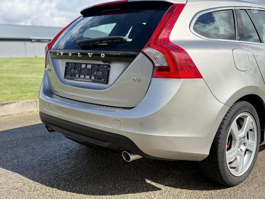 Pelēks Volvo V60 2011 Raseiniai, ar dzinēja tilpumu 2.40 L un nobraukumu 283 tūkst. km par 5300 €, foto 24 vietnē AUTOMOTO.COM.LV