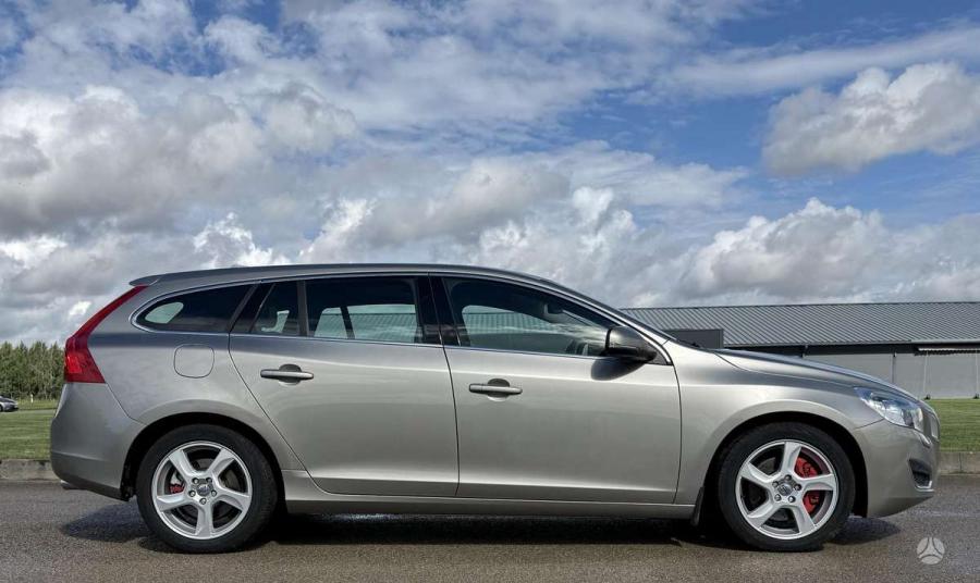Pelēks Volvo V60 2011 Raseiniai, ar dzinēja tilpumu 2.40 L un nobraukumu 283 tūkst. km par 5300 €, foto 26 vietnē AUTOMOTO.COM.LV