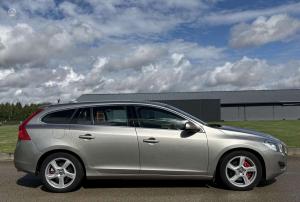 Pelēks Volvo V60 2011 Raseiniai, ar dzinēja tilpumu 2.40 L un nobraukumu 283 tūkst. km par 5300 €, foto 27 vietnē AUTOMOTO.COM.LV