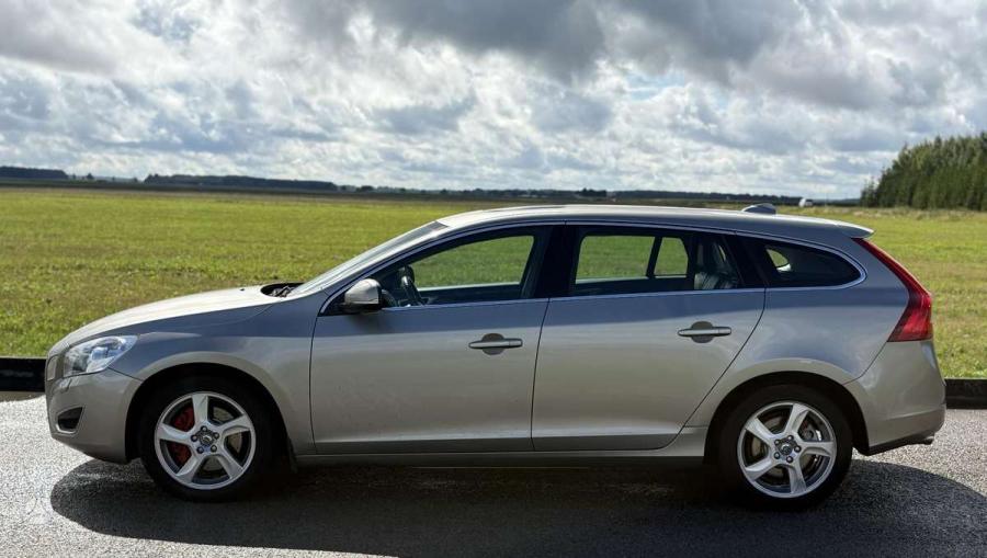 Pelēks Volvo V60 2011 Raseiniai, ar dzinēja tilpumu 2.40 L un nobraukumu 283 tūkst. km par 5300 €, foto 28 vietnē AUTOMOTO.COM.LV