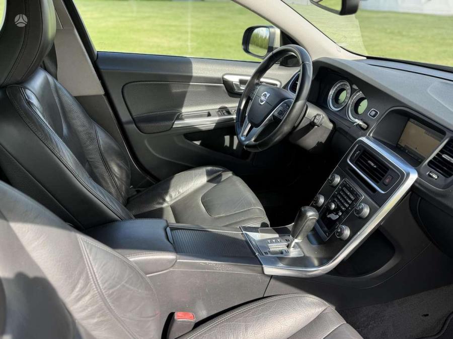 Pelēks Volvo V60 2011 Raseiniai, ar dzinēja tilpumu 2.40 L un nobraukumu 283 tūkst. km par 5300 €, foto 29 vietnē AUTOMOTO.COM.LV