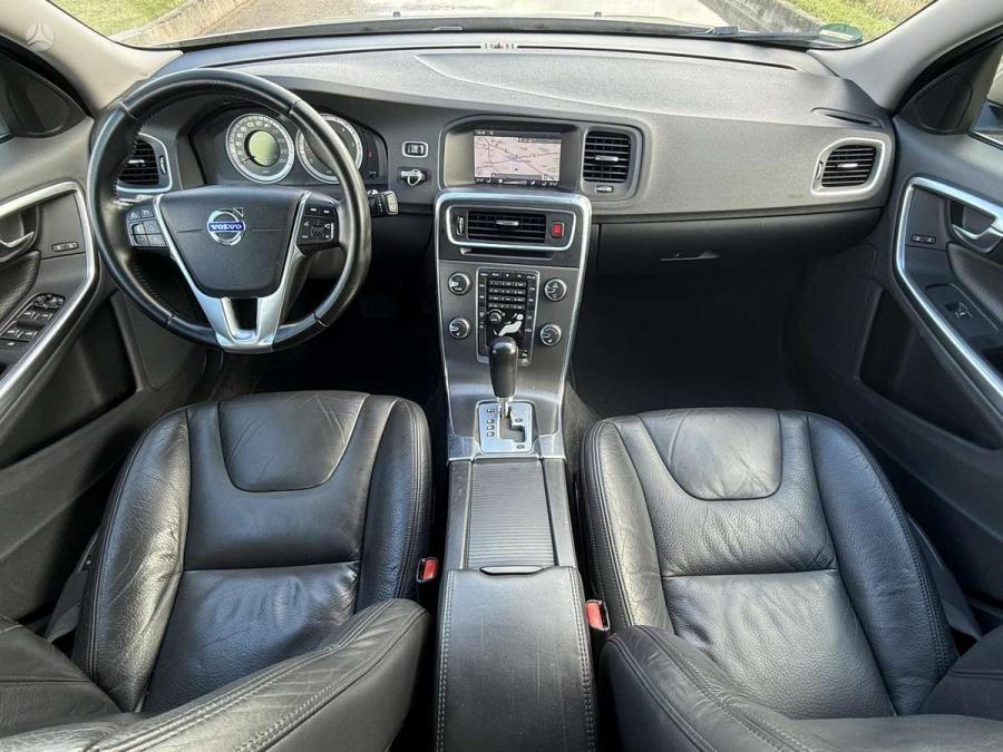Pelēks Volvo V60 2011 Raseiniai, ar dzinēja tilpumu 2.40 L un nobraukumu 283 tūkst. km par 5300 €, foto 32 vietnē AUTOMOTO.COM.LV