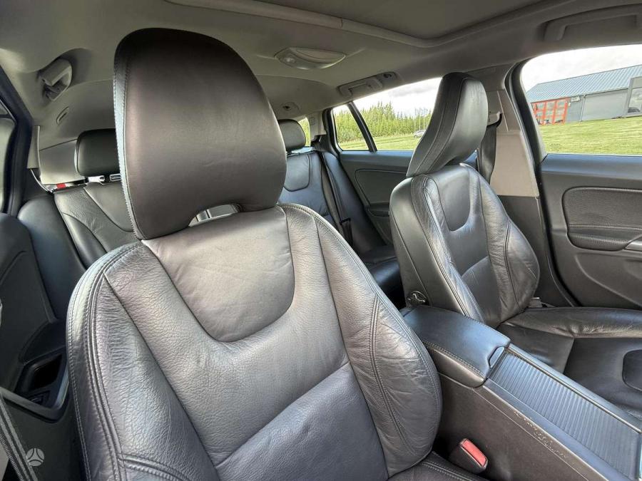 Pelēks Volvo V60 2011 Raseiniai, ar dzinēja tilpumu 2.40 L un nobraukumu 283 tūkst. km par 5300 €, foto 33 vietnē AUTOMOTO.COM.LV