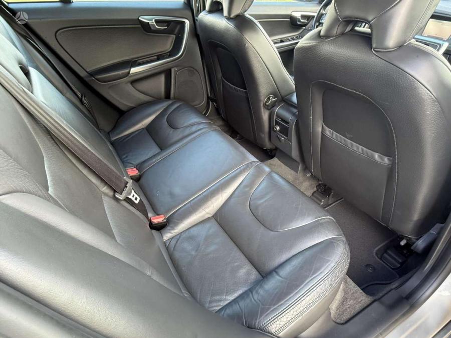 Pelēks Volvo V60 2011 Raseiniai, ar dzinēja tilpumu 2.40 L un nobraukumu 283 tūkst. km par 5300 €, foto 34 vietnē AUTOMOTO.COM.LV