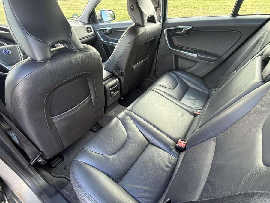 Pelēks Volvo V60 2011 Raseiniai, ar dzinēja tilpumu 2.40 L un nobraukumu 283 tūkst. km par 5300 €, foto 35 vietnē AUTOMOTO.COM.LV