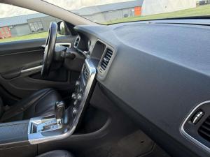 Pelēks Volvo V60 2011 Raseiniai, ar dzinēja tilpumu 2.40 L un nobraukumu 283 tūkst. km par 5300 €, foto 37 vietnē AUTOMOTO.COM.LV