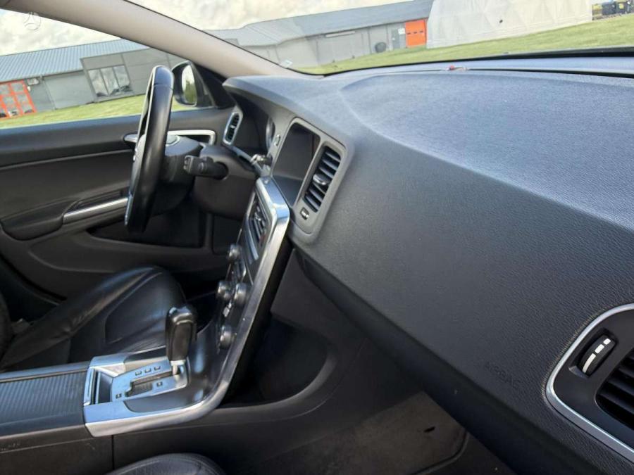 Pelēks Volvo V60 2011 Raseiniai, ar dzinēja tilpumu 2.40 L un nobraukumu 283 tūkst. km par 5300 €, foto 37 vietnē AUTOMOTO.COM.LV