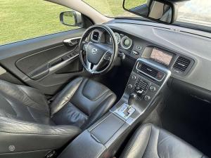 Pelēks Volvo V60 2011 Raseiniai, ar dzinēja tilpumu 2.40 L un nobraukumu 283 tūkst. km par 5300 €, foto 38 vietnē AUTOMOTO.COM.LV