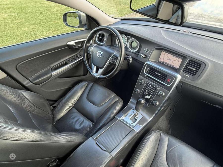 Pelēks Volvo V60 2011 Raseiniai, ar dzinēja tilpumu 2.40 L un nobraukumu 283 tūkst. km par 5300 €, foto 38 vietnē AUTOMOTO.COM.LV