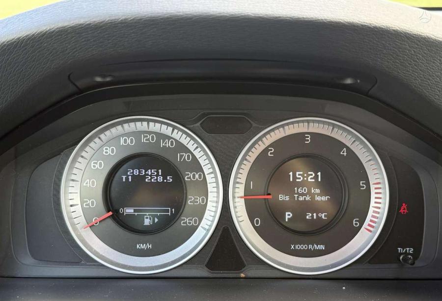 Pelēks Volvo V60 2011 Raseiniai, ar dzinēja tilpumu 2.40 L un nobraukumu 283 tūkst. km par 5300 €, foto 42 vietnē AUTOMOTO.COM.LV