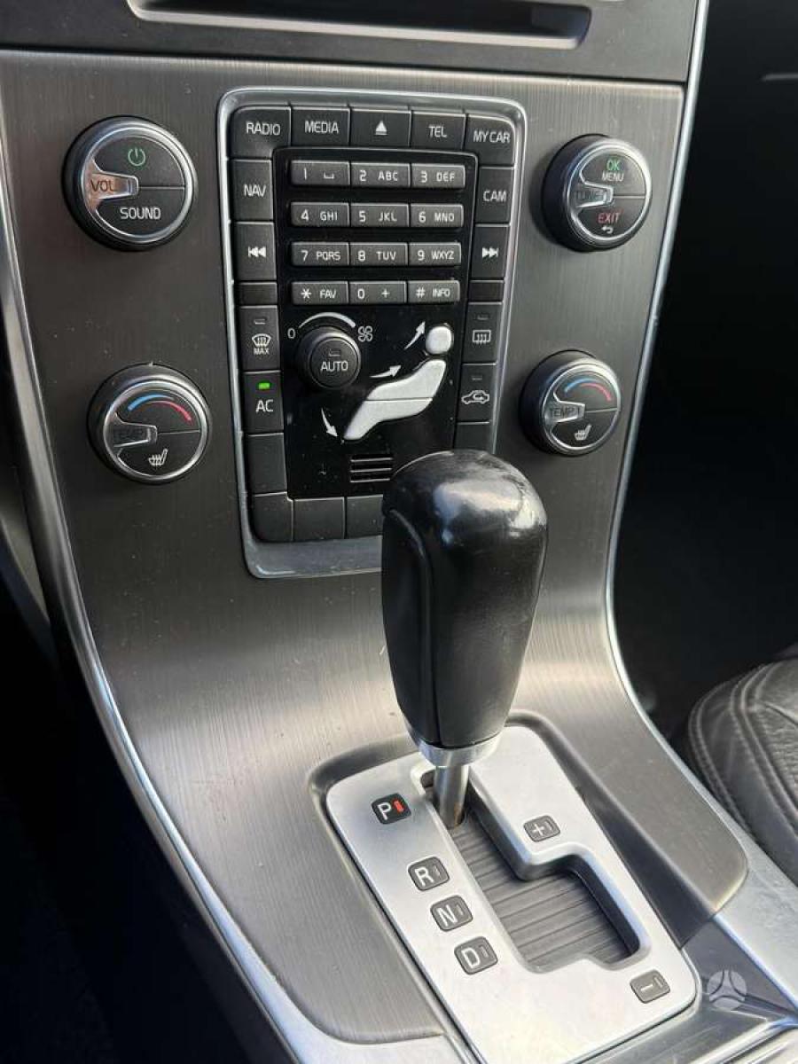 Pelēks Volvo V60 2011 Raseiniai, ar dzinēja tilpumu 2.40 L un nobraukumu 283 tūkst. km par 5300 €, foto 44 vietnē AUTOMOTO.COM.LV