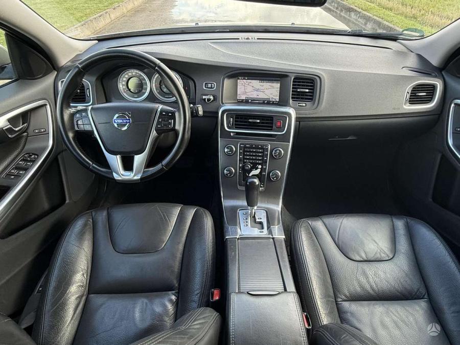 Pelēks Volvo V60 2011 Raseiniai, ar dzinēja tilpumu 2.40 L un nobraukumu 283 tūkst. km par 5300 €, foto 49 vietnē AUTOMOTO.COM.LV