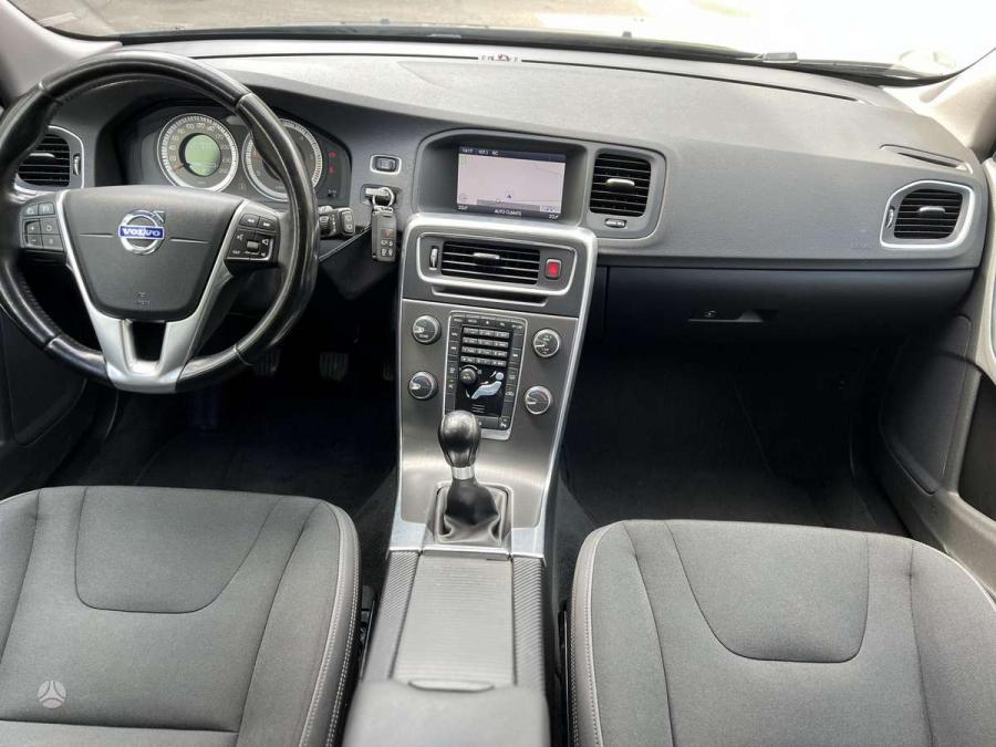 Pelēks Volvo V60 2011 Kazlų Rūda, ar dzinēja tilpumu 1.98 L un nobraukumu 318 tūkst. km par 5000 €, foto 14 vietnē AUTOMOTO.COM.LV