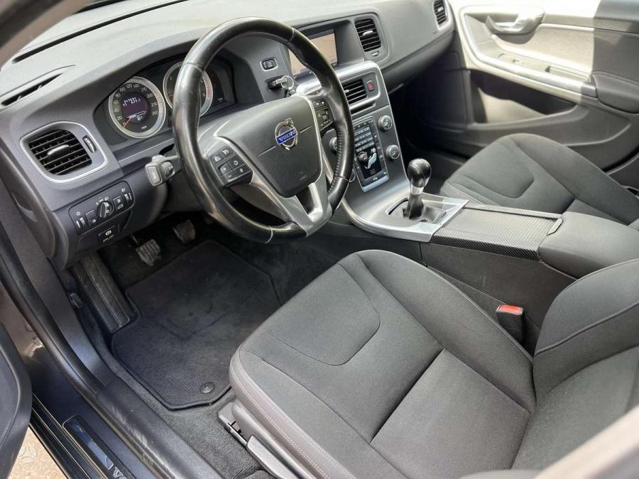 Pelēks Volvo V60 2011 Kazlų Rūda, ar dzinēja tilpumu 1.98 L un nobraukumu 318 tūkst. km par 5000 €, foto 18 vietnē AUTOMOTO.COM.LV