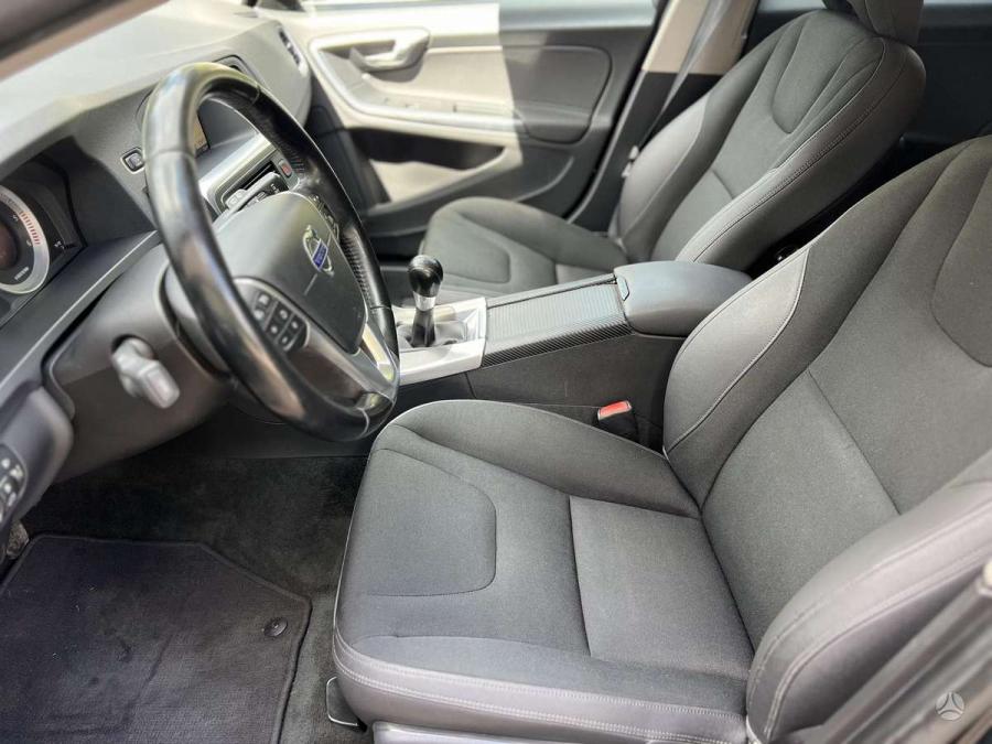 Pelēks Volvo V60 2011 Kazlų Rūda, ar dzinēja tilpumu 1.98 L un nobraukumu 318 tūkst. km par 5000 €, foto 19 vietnē AUTOMOTO.COM.LV