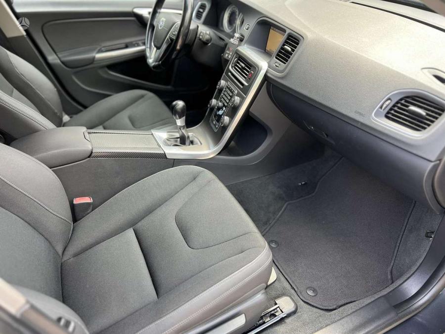Pelēks Volvo V60 2011 Kazlų Rūda, ar dzinēja tilpumu 1.98 L un nobraukumu 318 tūkst. km par 5000 €, foto 22 vietnē AUTOMOTO.COM.LV