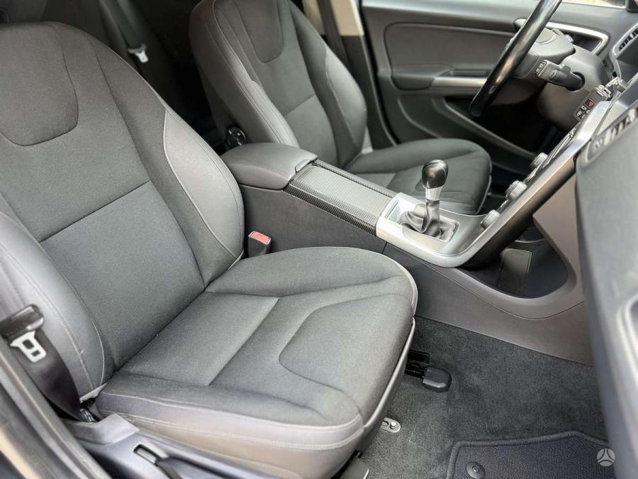 Pelēks Volvo V60 2011 Kazlų Rūda, ar dzinēja tilpumu 1.98 L un nobraukumu 318 tūkst. km par 5000 €, foto 23 vietnē AUTOMOTO.COM.LV