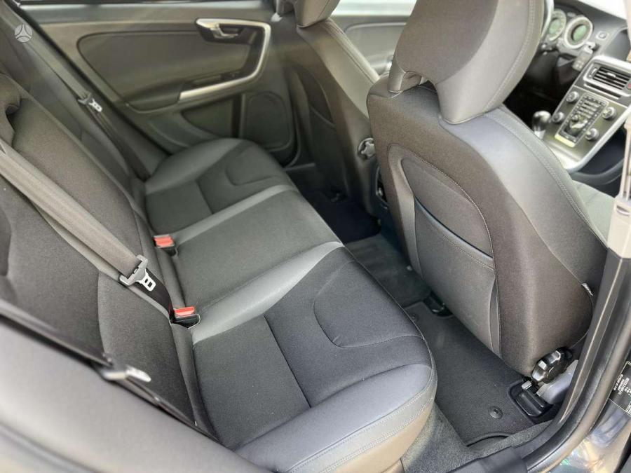 Pelēks Volvo V60 2011 Kazlų Rūda, ar dzinēja tilpumu 1.98 L un nobraukumu 318 tūkst. km par 5000 €, foto 24 vietnē AUTOMOTO.COM.LV