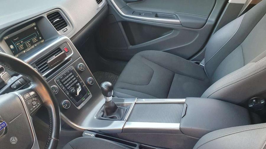 Pelēks Volvo V60 2011 Šauļi, ar dzinēja tilpumu 1.56 L un nobraukumu 313 tūkst. km par 4000 €, foto 20 vietnē AUTOMOTO.COM.LV