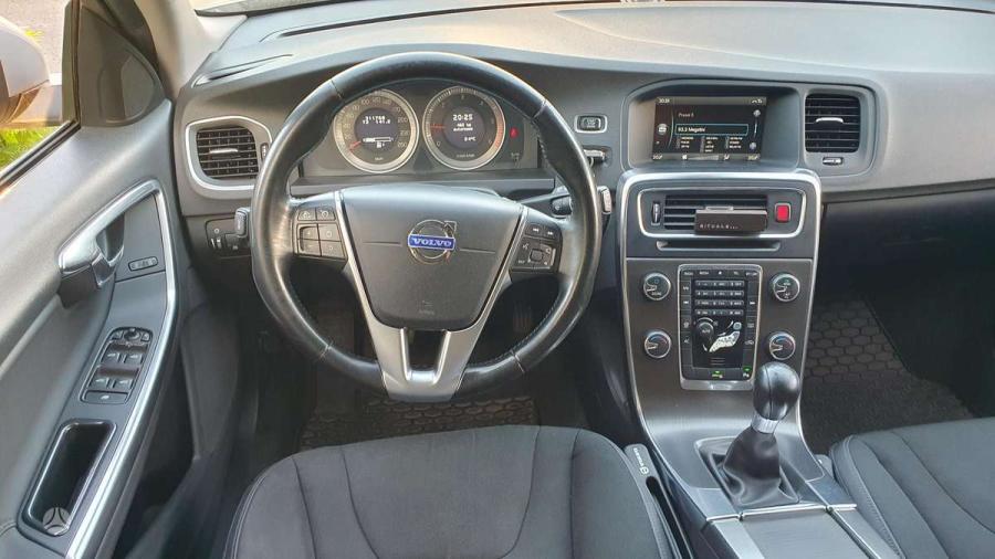 Pelēks Volvo V60 2011 Šauļi, ar dzinēja tilpumu 1.56 L un nobraukumu 313 tūkst. km par 4000 €, foto 21 vietnē AUTOMOTO.COM.LV