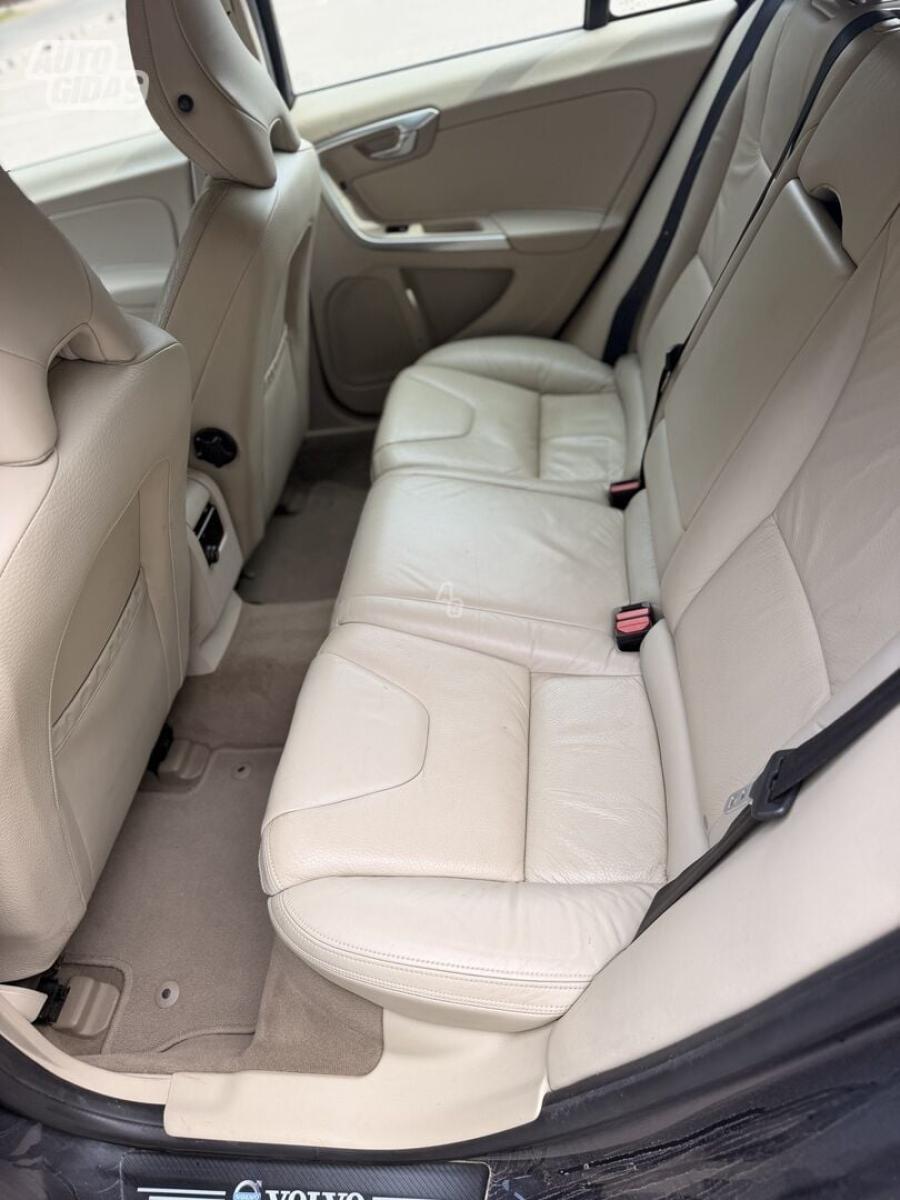 Pelēks Volvo V60 2011 Šauļi, ar dzinēja tilpumu 2.00 L un nobraukumu 268 tūkst. km par 5000 €, foto 13 vietnē AUTOMOTO.COM.LV