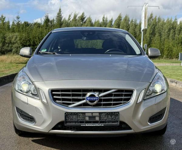 Volvo V60 2011 in Raseiniai on AUTOMOTO.COM.LV Grey Volvo V60 2011 in Raseiniai, with an engine capacity of 2.40 L and mileage of 283 thousand km for 5150 €, photo 4 on AUTOMOTO.COM.LV