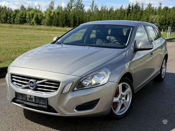 Volvo V60 2011 in Raseiniai on AUTOMOTO.COM.LV Grey Volvo V60 2011 in Raseiniai, with an engine capacity of 2.40 L and mileage of 283 thousand km for 5150 €, photo 6 on AUTOMOTO.COM.LV