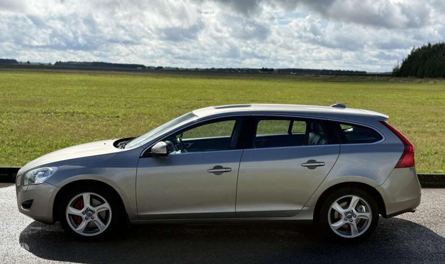 Grey Volvo V60 2011 in Raseiniai, with an engine capacity of 2.40 L and mileage of 283 thousand km for 5150 €, photo 24 on AUTOMOTO.COM.LV
