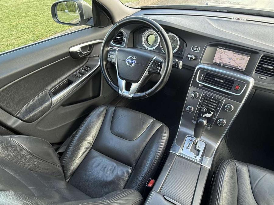 Grey Volvo V60 2011 in Raseiniai, with an engine capacity of 2.40 L and mileage of 283 thousand km for 5150 €, photo 49 on AUTOMOTO.COM.LV