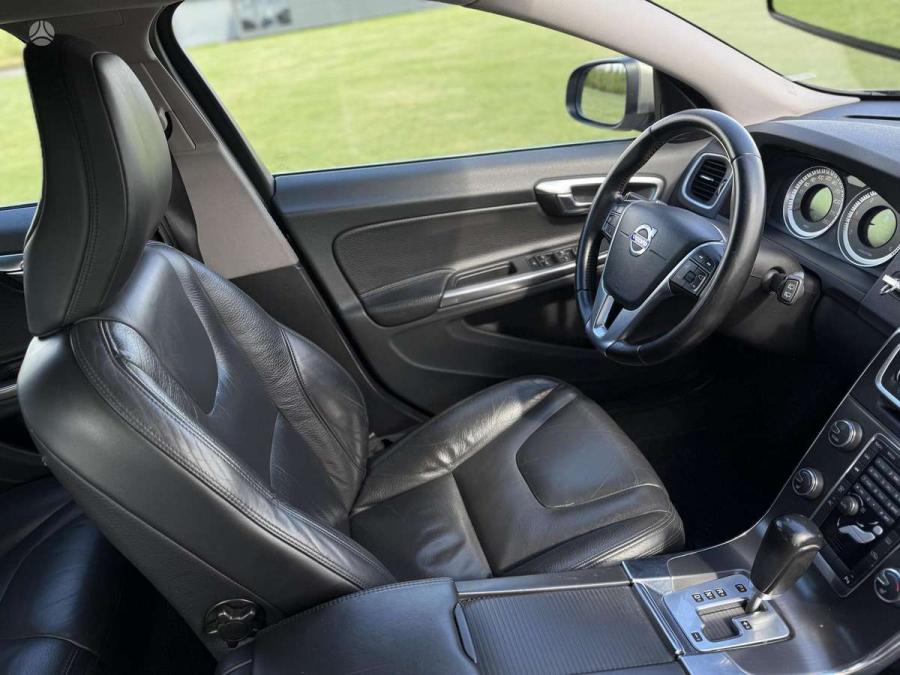 Grey Volvo V60 2011 in Raseiniai, with an engine capacity of 2.40 L and mileage of 283 thousand km for 5150 €, photo 51 on AUTOMOTO.COM.LV