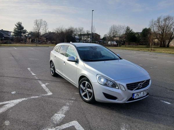 Grey Volvo V60 2011 in Panevezys, with an engine capacity of 1.98 L and mileage of 350 thousand km for 4300 €, photo 1 on AUTOMOTO.COM.LV