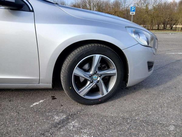 Grey Volvo V60 2011 in Panevezys, with an engine capacity of 1.98 L and mileage of 350 thousand km for 4300 €, photo 4 on AUTOMOTO.COM.LV