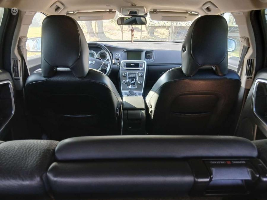 Pelēks Volvo V60 2011 Panevēža, ar dzinēja tilpumu 1.98 L un nobraukumu 350 tūkst. km par 4300 €, foto 6 vietnē AUTOMOTO.COM.LV