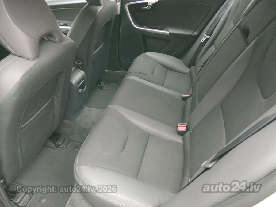 Pelēks Volvo V60 2011 Paide, ar dzinēja tilpumu 2.00 L un nobraukumu 221 tūkst. km par 6950 €, foto 13 vietnē AUTOMOTO.COM.LV