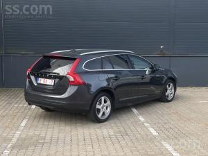 Grey Volvo V60 2011 in Riga, with an engine capacity of 2.00 L and mileage of 301 thousand km for 5900 €, photo 4 on AUTOMOTO.COM.LV