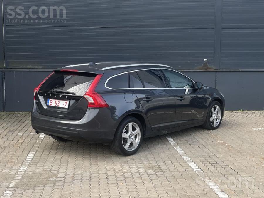 Grey Volvo V60 2011 in Riga, with an engine capacity of 2.00 L and mileage of 301 thousand km for 5900 €, photo 4 on AUTOMOTO.COM.LV